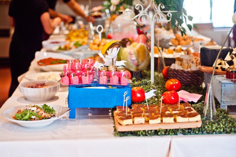 Sistema De La Tabla Para La Comida Fría Imagen de archivo - Imagen de ...