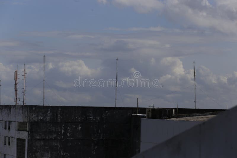 Sistema De Pararrayos En Edificios Foto editorial - Imagen de metal ...