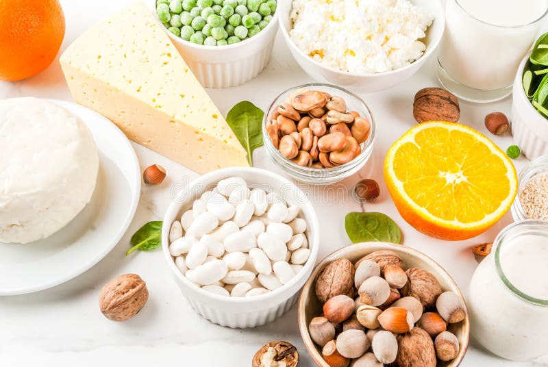 Sistema De Ricos De La Comida En Calcio Foto de archivo - Imagen de ...