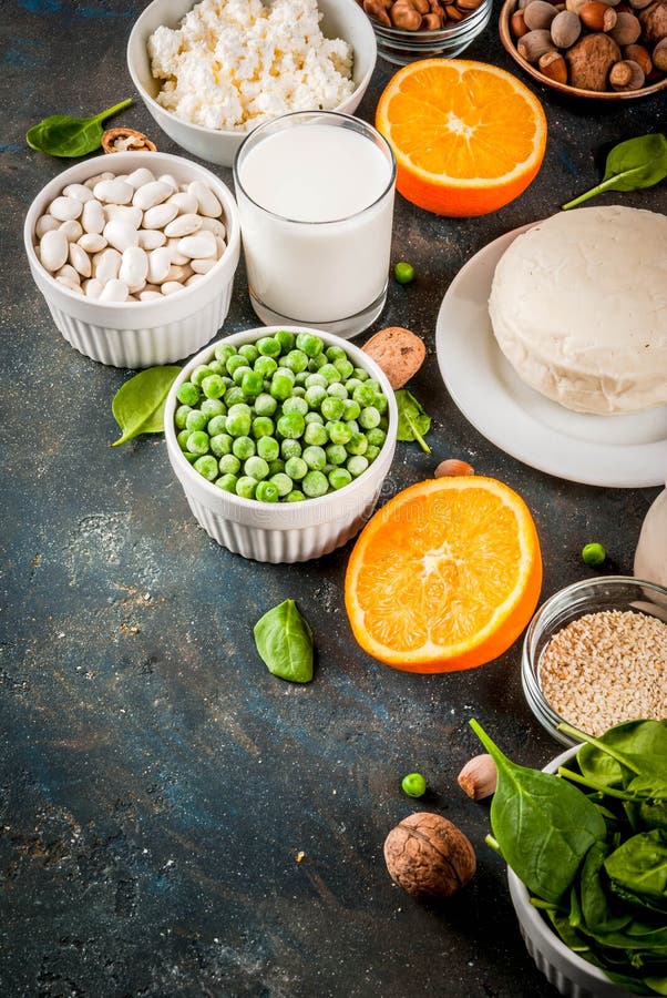 Sistema De Ricos De La Comida En Calcio Foto de archivo - Imagen de ...
