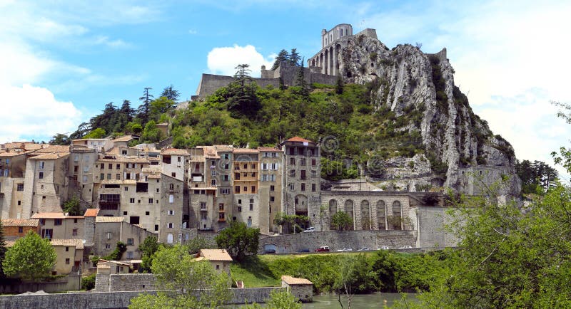Sisteron photo stock. Image du tourisme, construction - 35638080