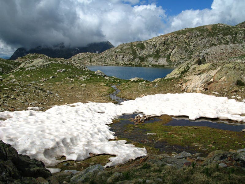 Site De La Terre Rouge, France Image stock - Image du repos, alpes ...