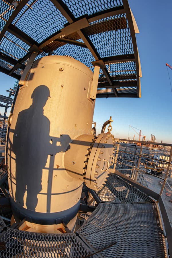 Site for Servicing the Upper Part of a Hydrocracking Column at an Oil ...