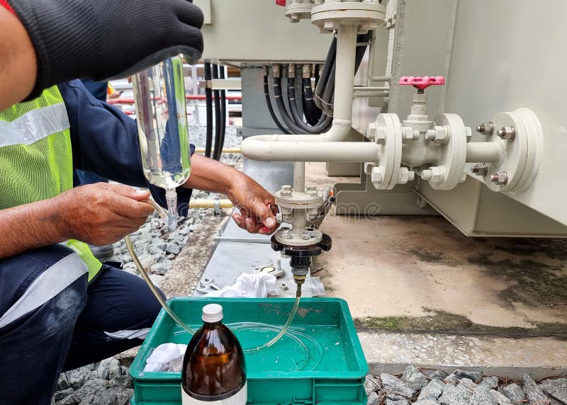 On-Site Transformer Oil Sampling in the Factory for Main Tank and OLTC ...