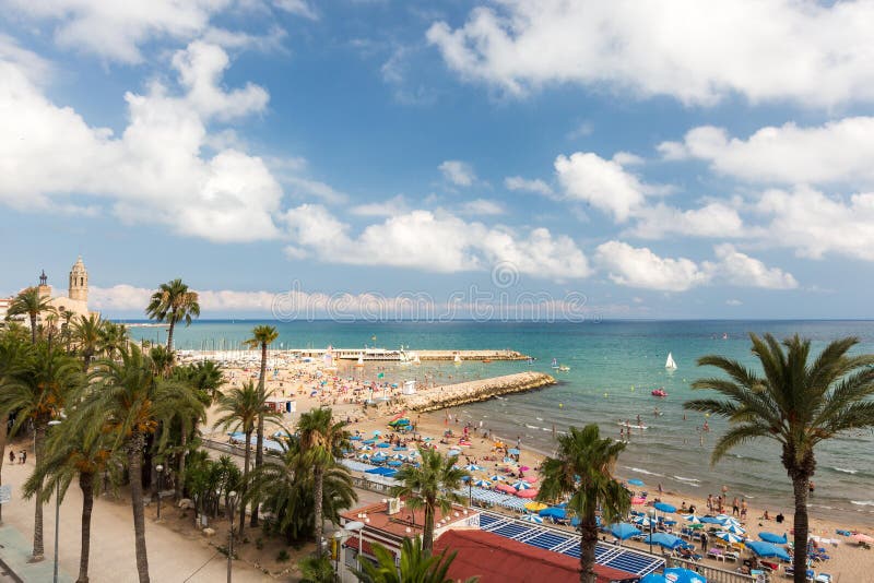 Vue de plage de Sitges photo éditorial. Image du vacances - 37598146
