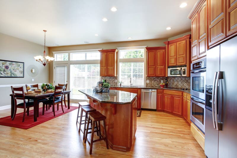 Sitio Moderno De La Cocina Con La Isla Y El Comedor Foto de archivo ...