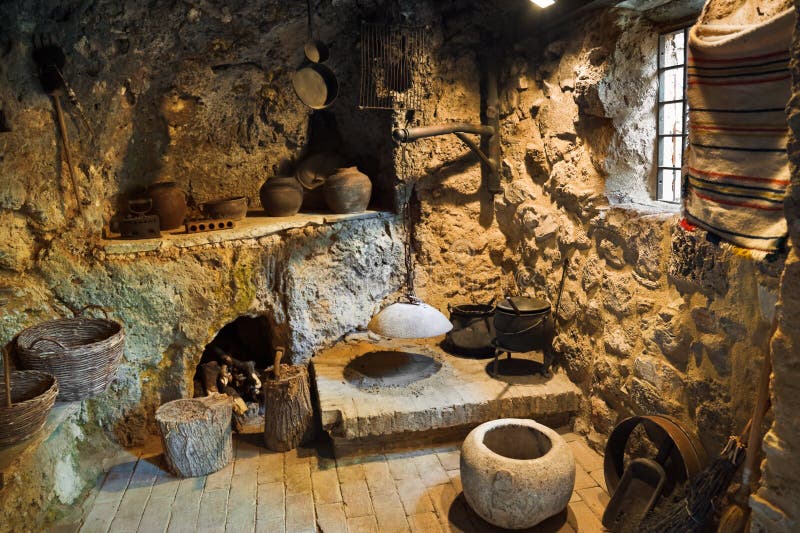 Interior Con El Hogar Del Sitio Antiguo En Cueva Foto de archivo ...