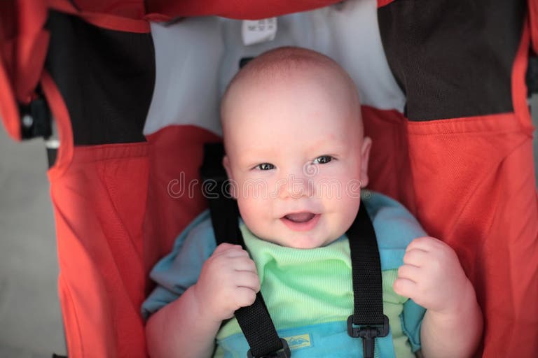 Bebis sitter i barnvagnen fotografering för bildbyråer. Bild av moder ...