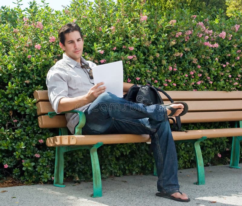 Sitzen auf Park-Bank stockfoto. Bild von sitzung, frühling - 10074726
