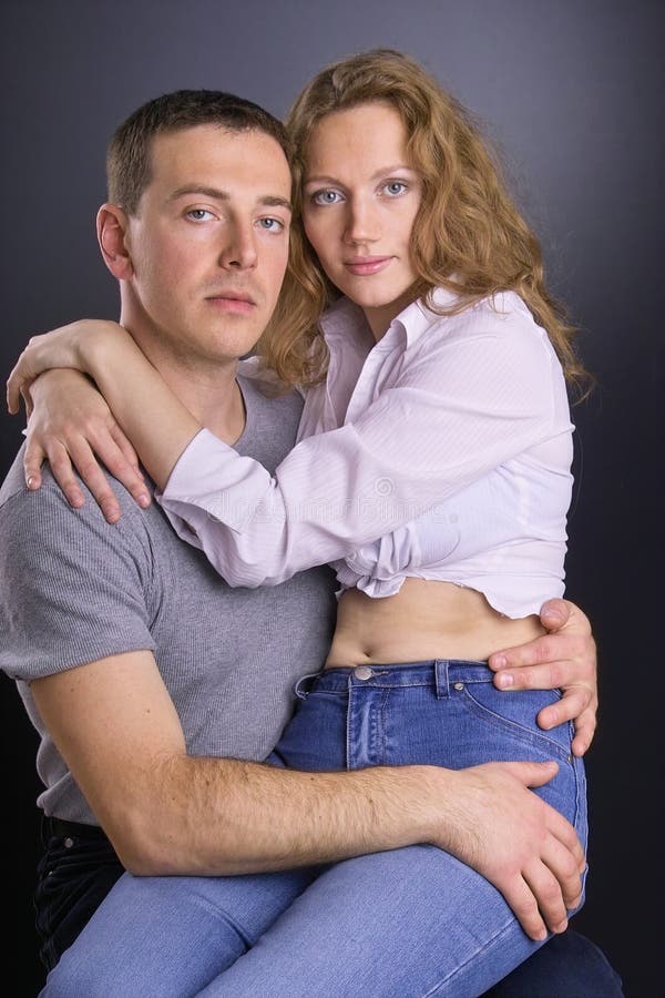 Sitzen auf seinem Schoss stockbild. Bild von lebensstil - 391703