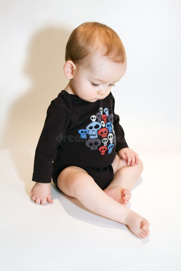 Sitzendes Baby stockfoto. Bild von kinderbetreuung, kindheit - 13774172