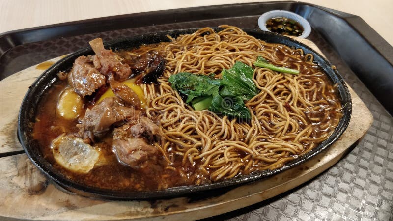 Sizzling Yee Mee claypot στοκ εικόνες. εικόνα από - 99336354
