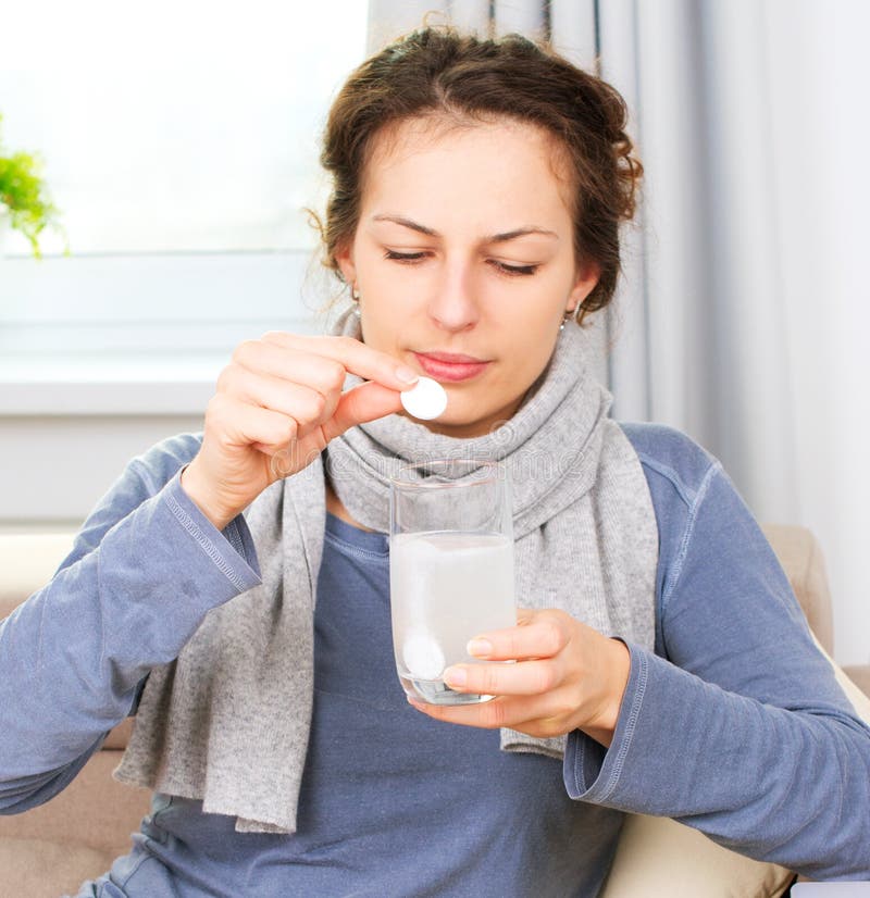 Sjuk Kvinna Som Tar Mediciner Fotografering för Bildbyråer - Bild av ...