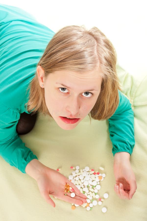 Sjuk person som ska nysa fotografering för bildbyråer. Bild av ...