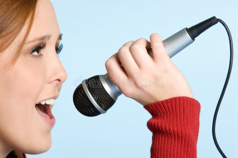 Sjunga för flickamikrofon fotografering för bildbyråer. Bild av musik ...