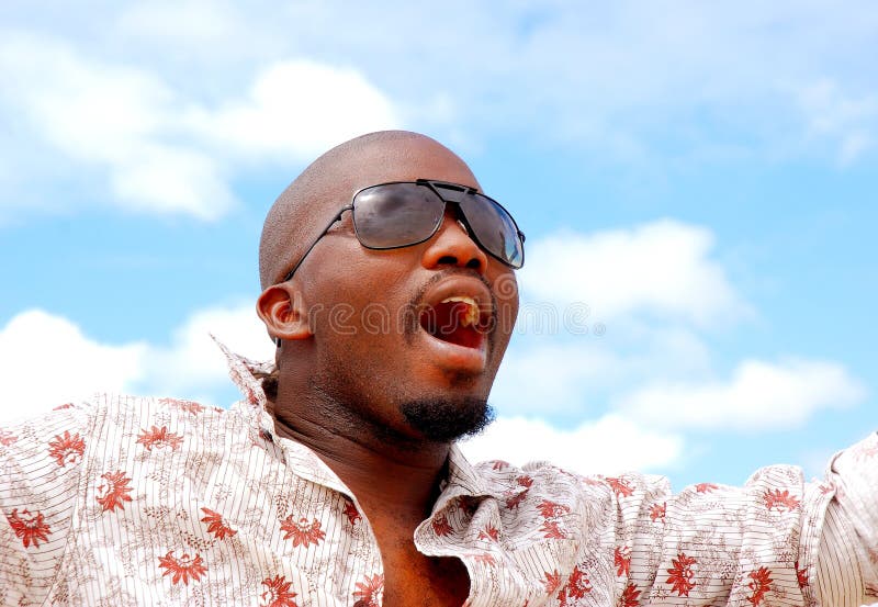 Sjungande Tappning För Manmikrofon Fotografering för Bildbyråer - Bild ...