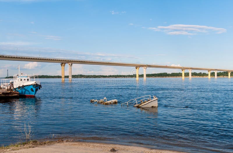 Sjunkande skepp i en flod fotografering för bildbyråer. Bild av fara ...