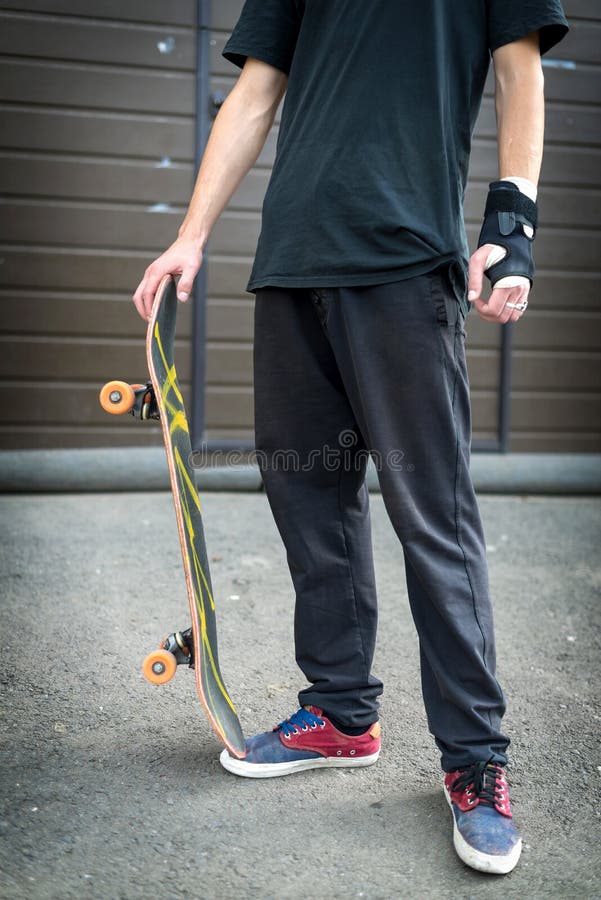 Skateres Abaixo Do Skate Do Whith Da Correia Foto de Stock - Imagem de ...