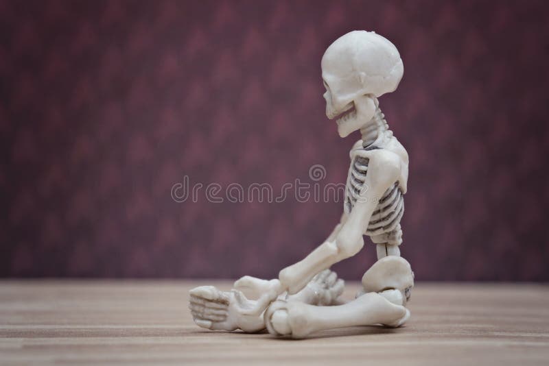 Skeleton Meditation stockfoto. Bild von gesundheit, entspannung - 75377198