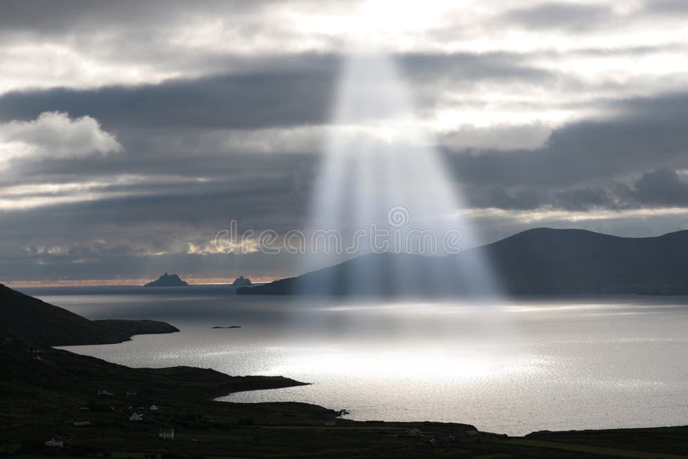 Skellig Oscille Des Faisceaux Du Soleil Photo stock - Image du irlande ...