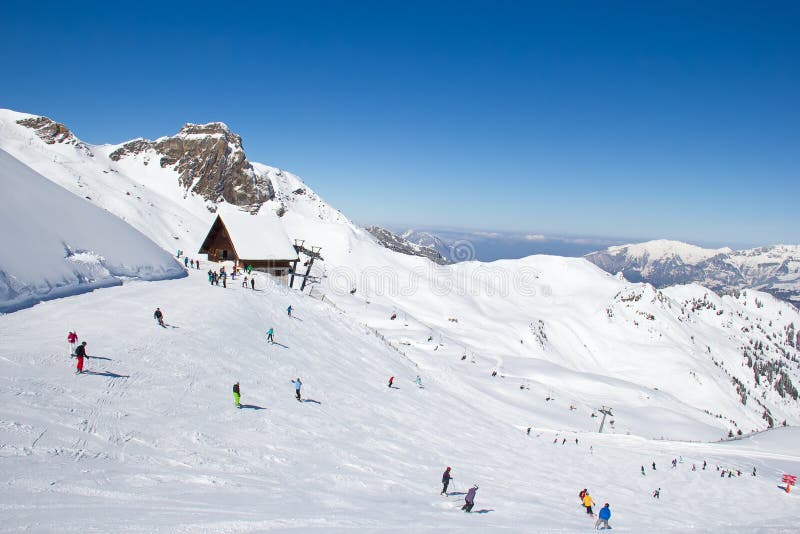 Skifahren in den Alpen stockfoto. Bild von alpen, himmel - 30533864