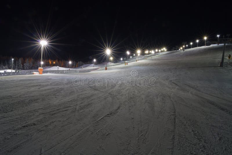 Ski la nuit image stock. Image du downhill, poudre, outdoors - 51398283