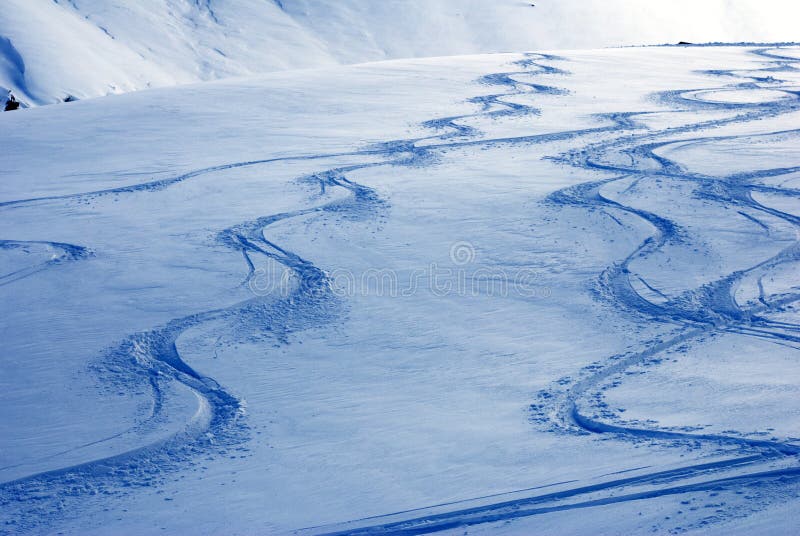 Skispuren auf Schnee stockbild. Bild von abwärts, auszug - 12907439