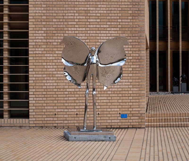 Skinande staty i Vaduz redaktionell arkivbild. Bild av monument - 61580917