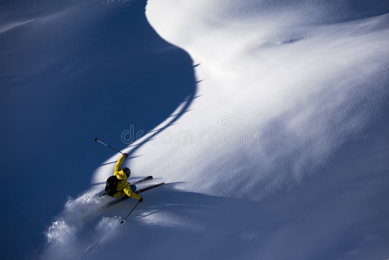 Sking en formas y sombras foto de archivo. Imagen de pirenas - 43055668