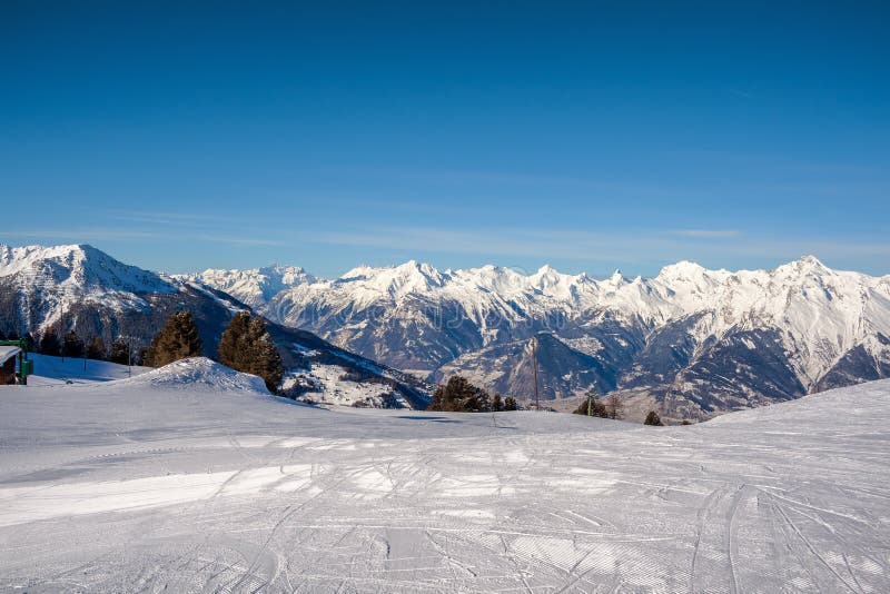 Skipiste in De Zwitserse Alpen Stock Afbeelding - Image of europees ...