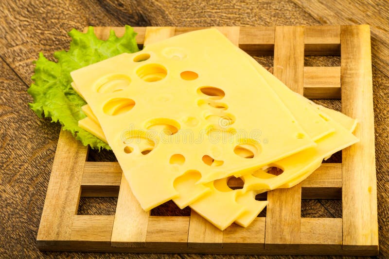 Skivad Ost På Träbräde Med Kniven Som Isoleras På Vit Arkivfoto - Bild ...