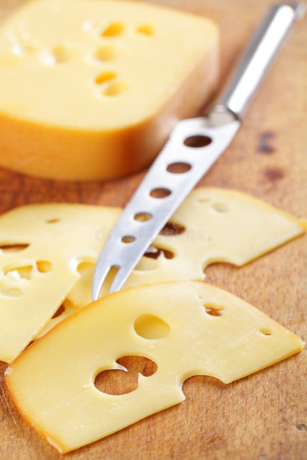 Skivad Ost På Träbräde Med Kniven Som Isoleras På Vit Arkivfoto - Bild ...