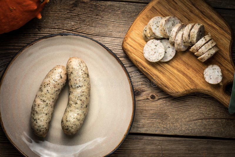 Skivad smaklig vit korv fotografering för bildbyråer. Bild av kött ...