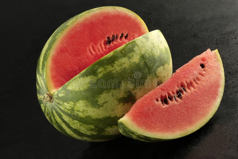 Vattenmelon Med En Skiva Och Sidor Fotografering för Bildbyråer - Bild ...