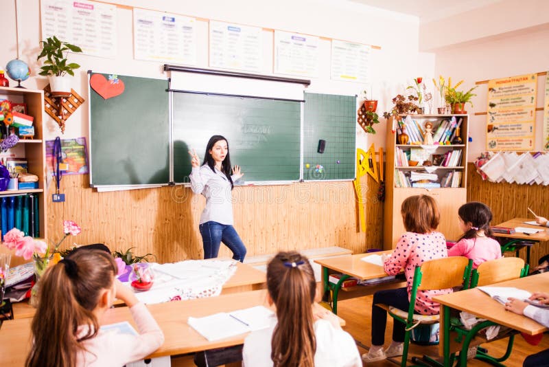 Skolbarn I Klassrum På Skolan Arkivfoto - Bild av caucasian, element ...