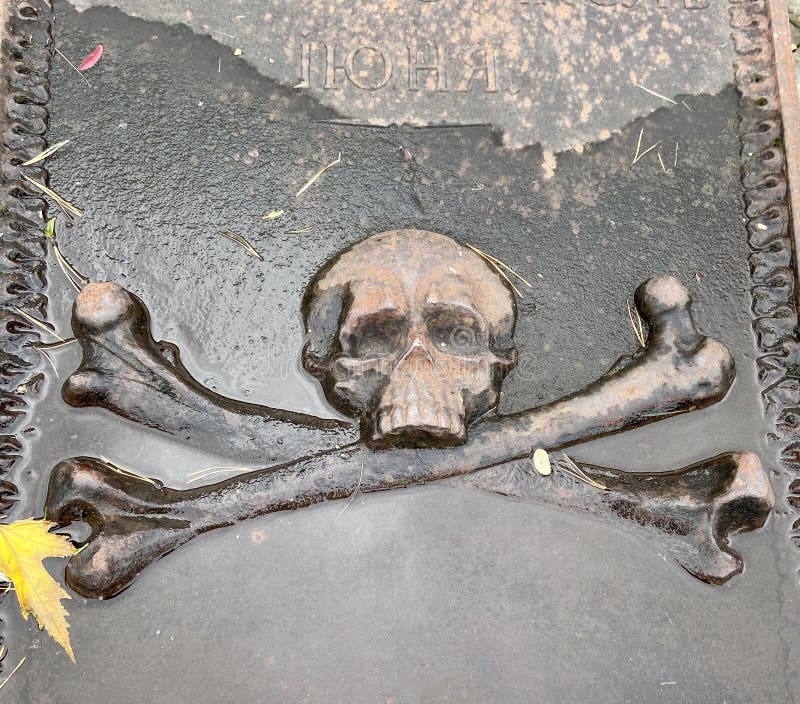 Skull and Bones (dead Head) on the Gravestone Stock Photo - Image of ...