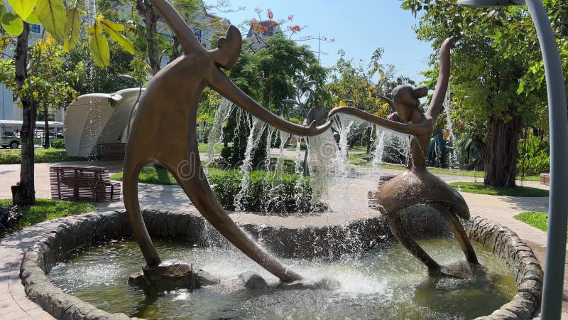 Skulptur Eines Tanzenden Paares in Form Eines Wasserfalls Vietnam Grand ... Skulptur Eines Tanzenden Paares in Form Eines Wasserfalls Vietnam Grand ...