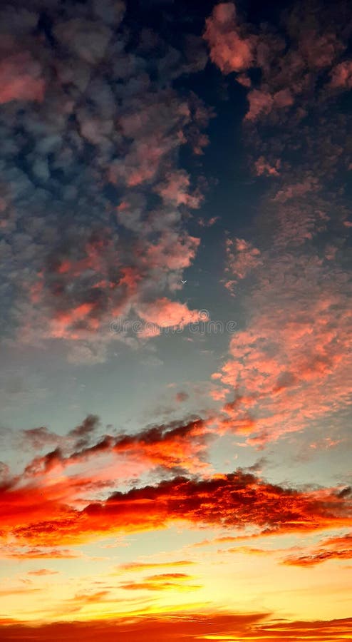 The Sky at Dusk As the Sun Begins To Set Stock Photo - Image of dusk ...
