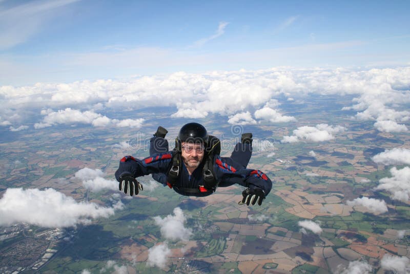 Skydiver Im Freien Fall Hoch in Der Luft Stockfoto - Bild von overall ...