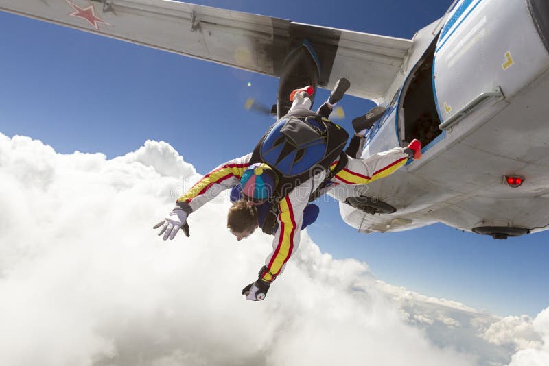 Skydiving photo. Tandem editorial image. Image of sportsman - 143334035
