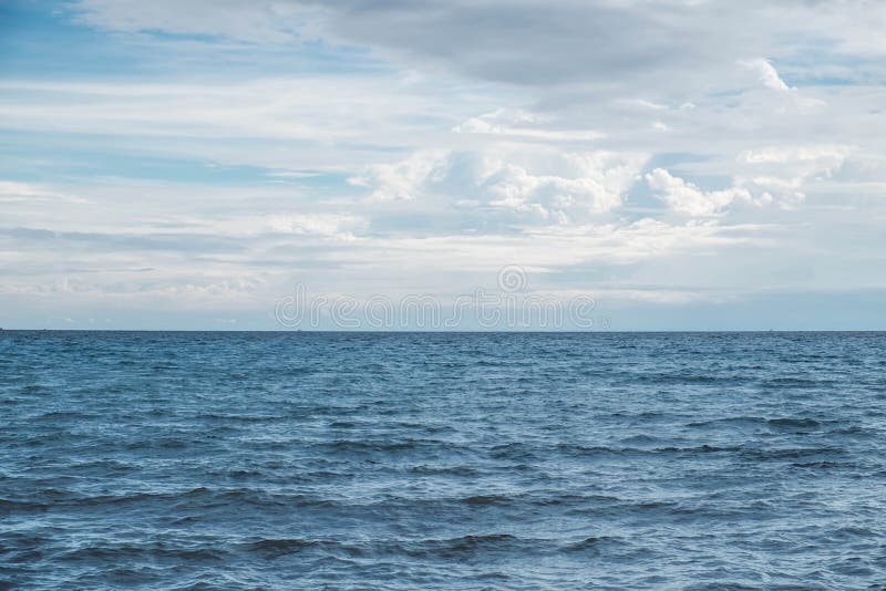 Skyline Bonita Do Horizonte Do Mar E Do Céu Imagem de Stock - Imagem de ...