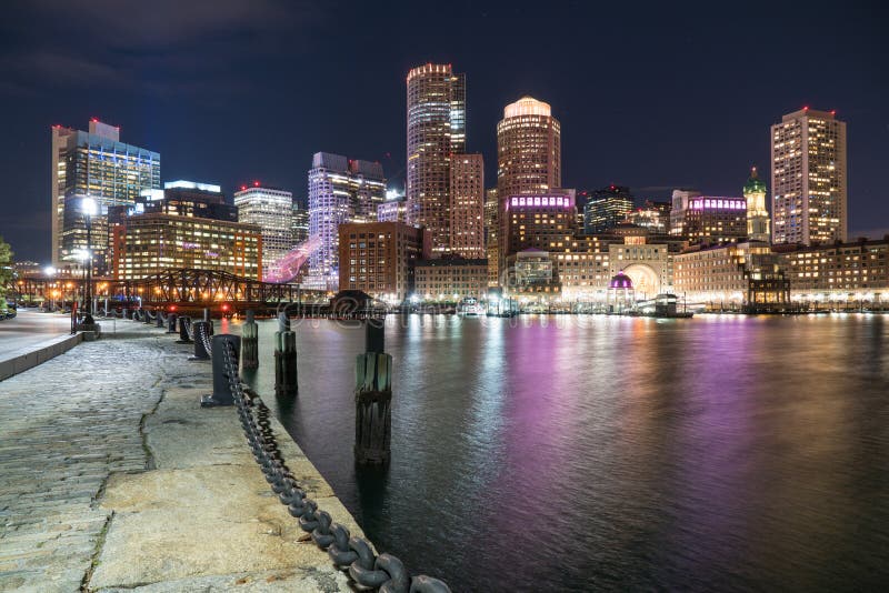 Skyline Da Cidade De Boston Na Noite Foto de Stock - Imagem de ...