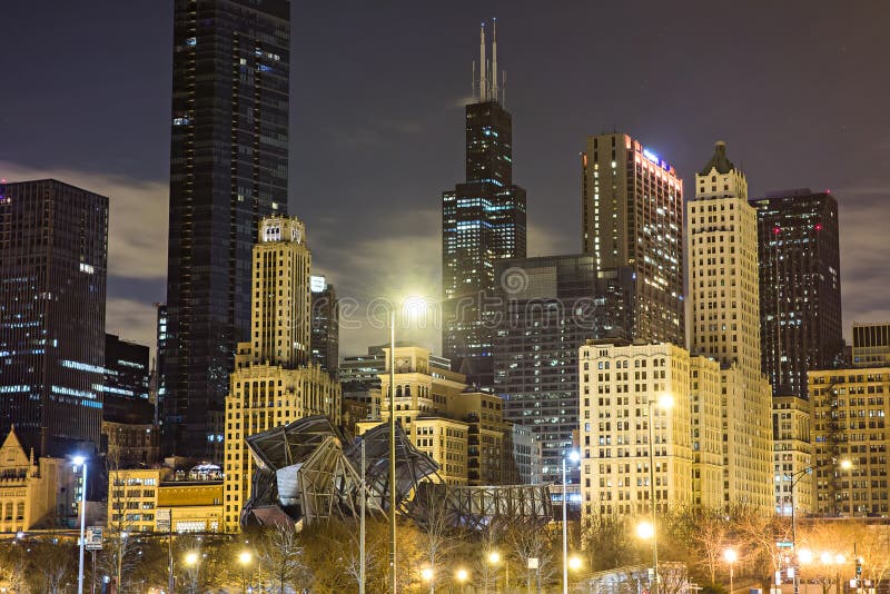 Skyline Da Cidade De Chicago Illinois Do Centro Na Noite Imagem ...