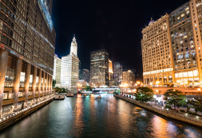 Skyline Na Noite, EUA De Chicago Imagem Editorial - Imagem de ascensão ...