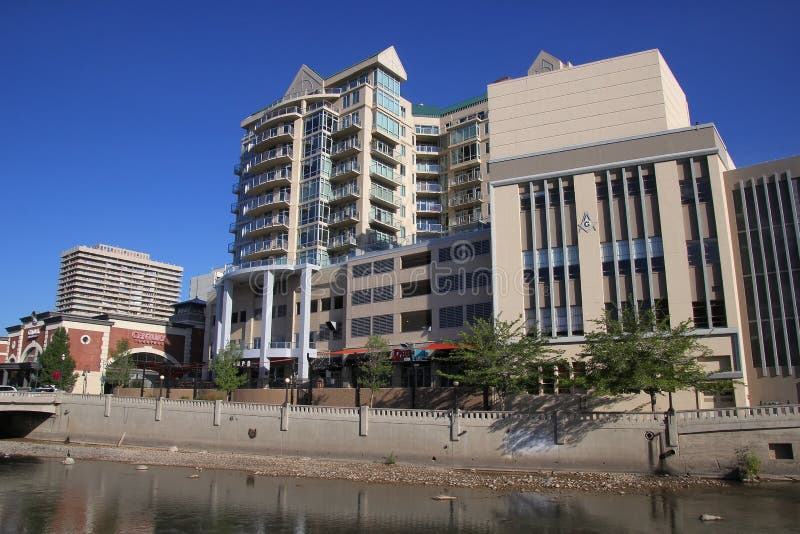 Skyline De Reno Ao Longo De Truckee River, Nevada Imagem de Stock ...