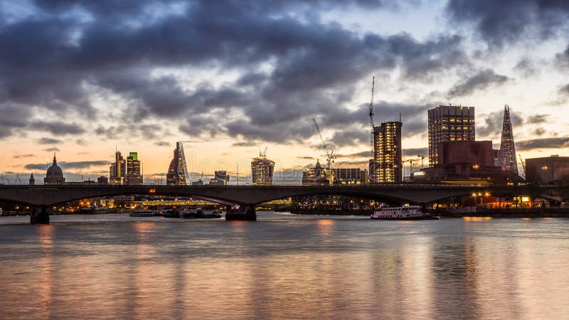 Skyline de Tamisa imagem de stock. Imagem de londres - 36653167