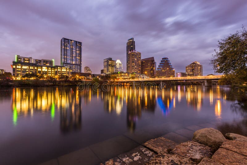 Skyline Do Centro De Austin Pelo Rio Na Noite, Texas Imagem de Stock ...