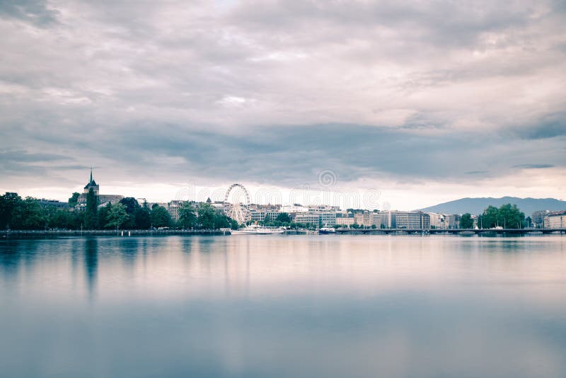 Skyline Do Centro De Cidade De Genebra Com Lago Genebra No Primeiro ...