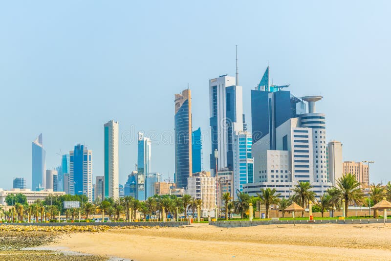 Horizon Van De Stad Van Koeweit Van Het Strand Redactionele Fotografie ...