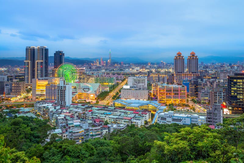 Skyline Von Taipeh-Stadt Nachts Stockfoto - Bild von draussen, nacht ...